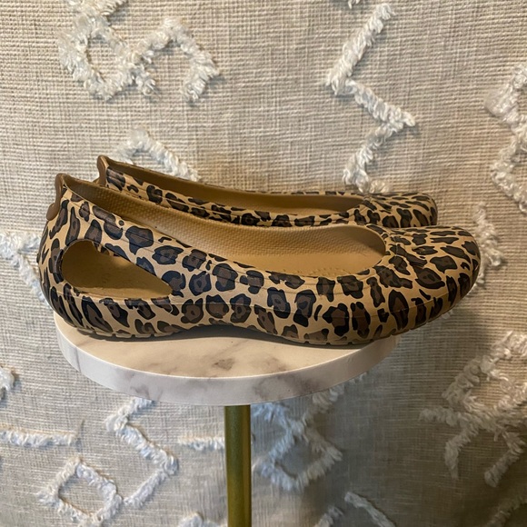 CROCS | Shoes | Womens Animal Print Crocs Sz 6 | Poshmark